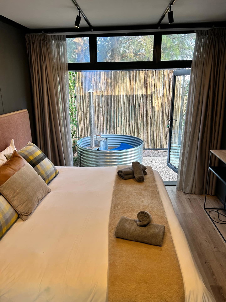 Luxurious Tiny Home Living With Hot Tub - Dullstroom