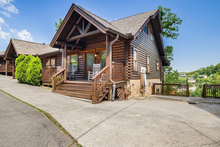 Dollywood Views! Hot Tub + Sleeps 12 + Heart Of Pigeon Forge+lg Community Pool - Tennessee