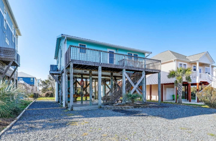 Steps To Beach | Pet & Family Home - Oak Island, NC