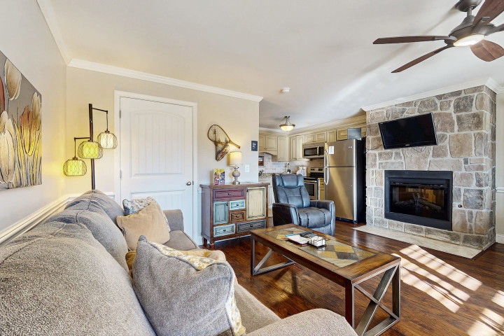Pool + Riverfront! Couples Retreat In Smoky Mtns - Townsend, TN
