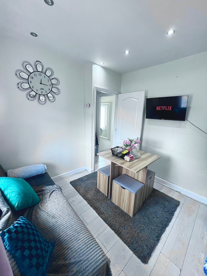 Cosy Private Flat London|free Parking|contractor - Surbiton