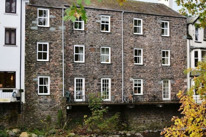 Keswick - Ground Floor Riverside Holiday Apartment - Keswick