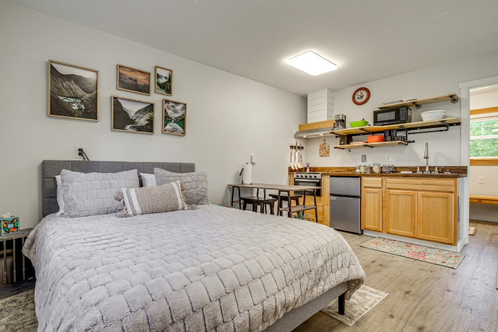 Cozy Quaint Cottage: Park-like Setting - Monroe, WA