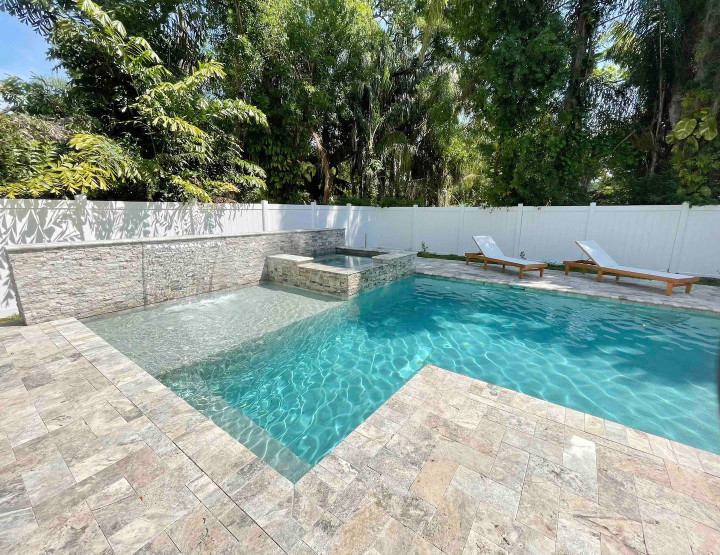 Gorgeous Home W/ Huge Salt-water Pool & Spa - Tampa, FL