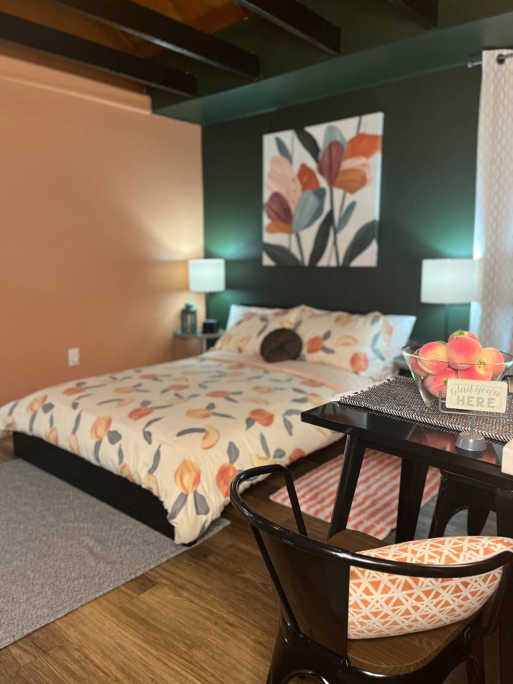 Suite Peach: The Most Adorable Carriage House. - Atlanta, GA