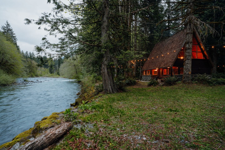 Stonecutter's Cabin - Peaceful Riverfront Retreat - Skykomish, WA