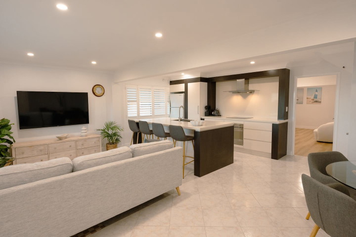 Captain's Quarters - Hilltop Ocean View - Dapto