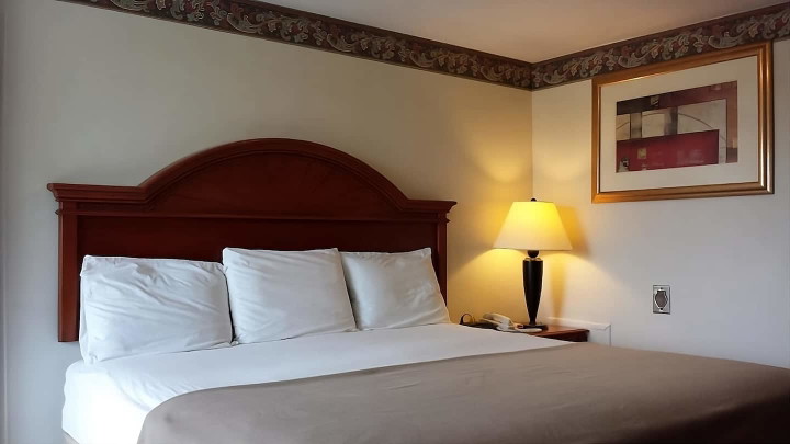 W/ Pool Access, Free Parking And Free Breakfast! - Hershey, PA