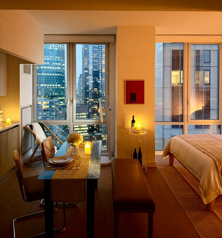Contemporary Skyline Apartment With Thuma Bedding - New York