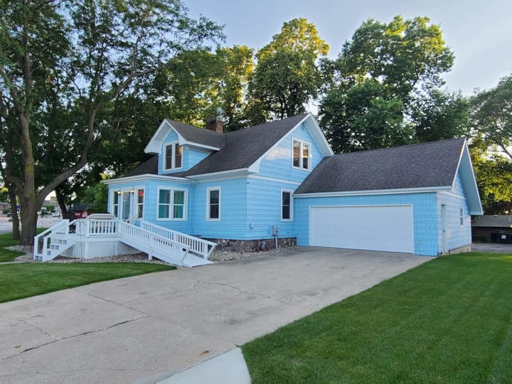 Fun Location! 5 Bedroom House In Arnolds Park! - Okoboji, IA