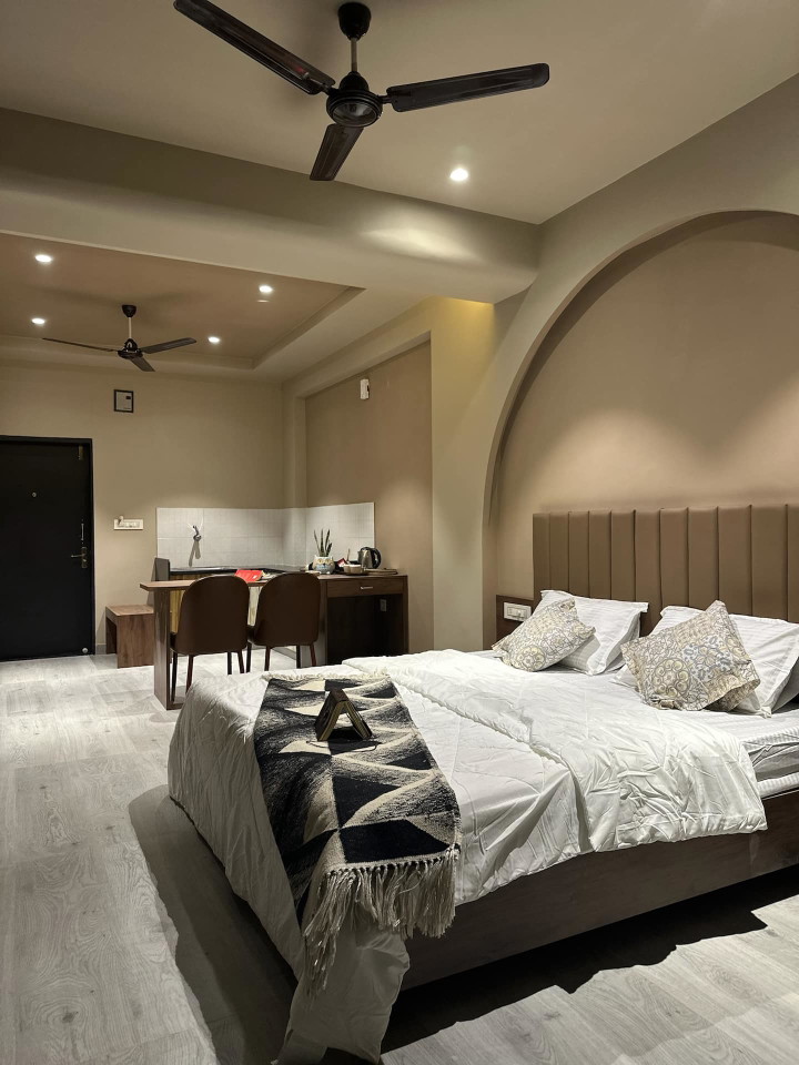 Taupe Studio With Bath Tub | Hued Udaipur - Udaipur