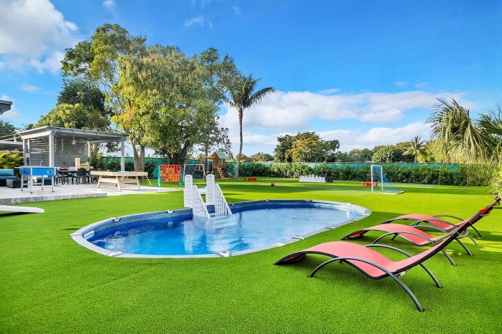Entertainment Oasis: Your Dream Vacation Awaits! - Miramar, FL