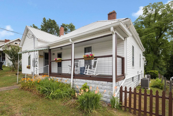 Restored Family Homestead, A Cozy Bristol Retreat - Bristol, TN