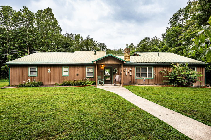Country Resort Vacation Cabin | Hot Tub  Pool - Nashville, IN