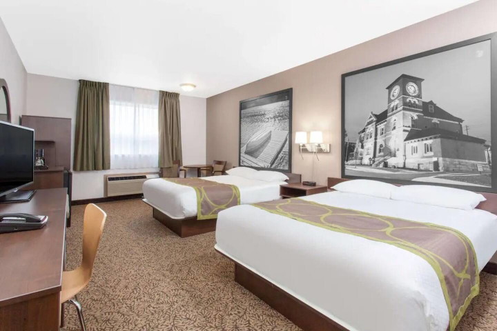 Super 8 Kenora | 2 Queens | Lake Of The Woods - Kenora