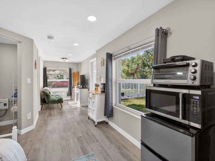 Cozy Beach Studio Walk To The Sand - Pompano Beach, FL