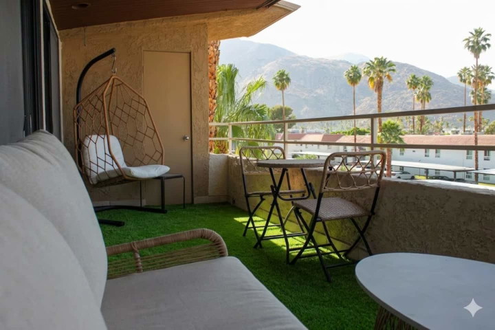 Big Views, Balcony And Covered Parking - Palm Springs, CA