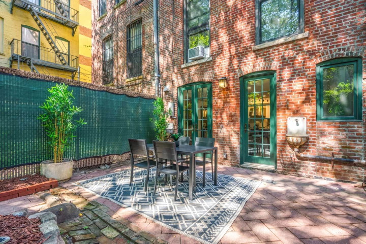 Family Brownstone W/ Private Backyard, Train - Manhattan, NY