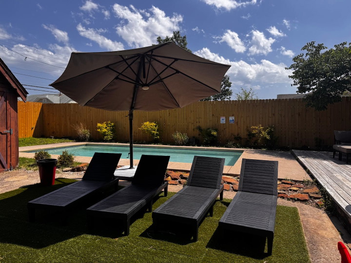 Romantic Getaway: Hot Tub, Massage Room, Pool! - Tulsa, OK