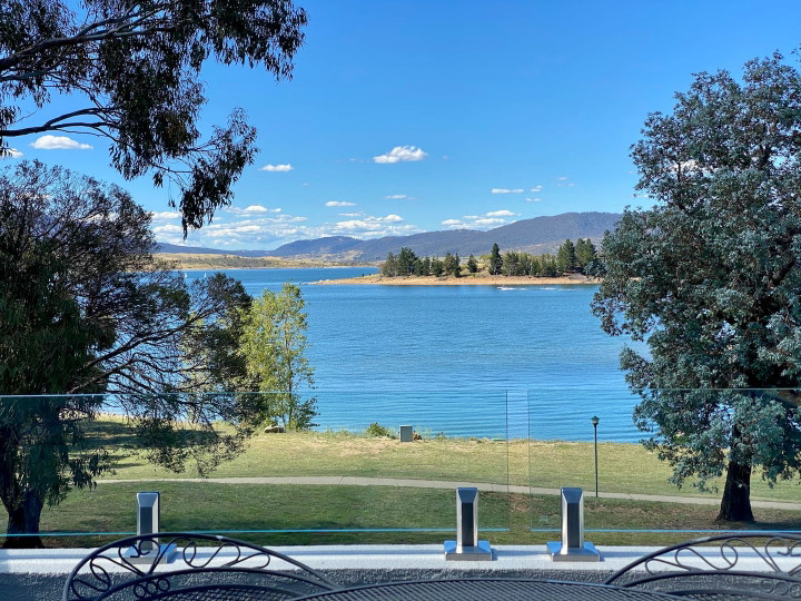 Alpine Stays 402. Lakefront Deluxe King Apartment - Jindabyne