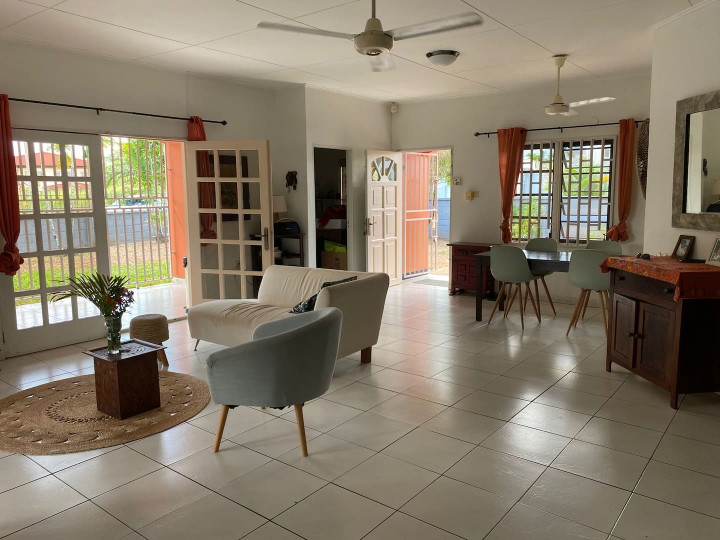 Tropische Woning Met Mangoboom - Suriname