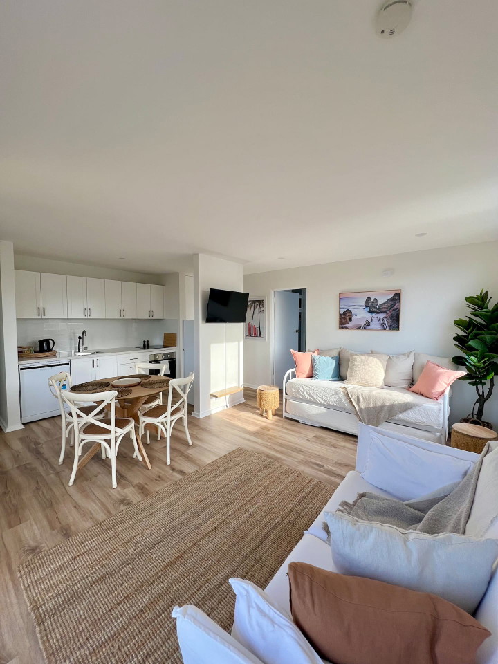 Top Floor Beach Unit N/east Facing, Private/breezy - Narrabeen