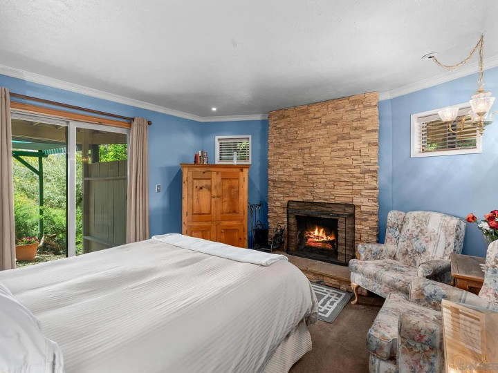 Winter Room @ Eaglenest Inn | Pool & Spa - Julian, CA