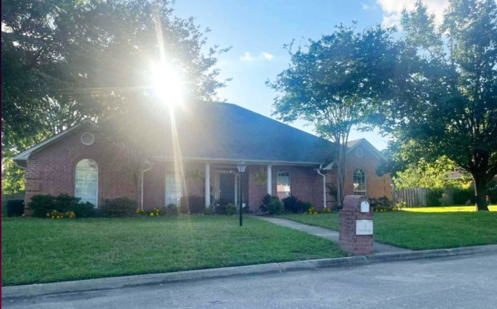 3 Bedrooms, 2 Living Areas, 1 Bath, Full Kitchen - Texarkana, TX