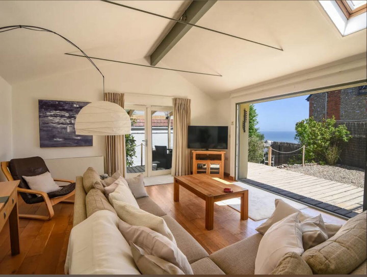 The Old Garage Sea View Retreat. - 라임 레지스