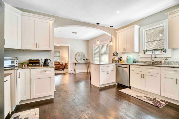 King/queen Bungalow W/ Porch | Central Vibey Area - Orlando, FL