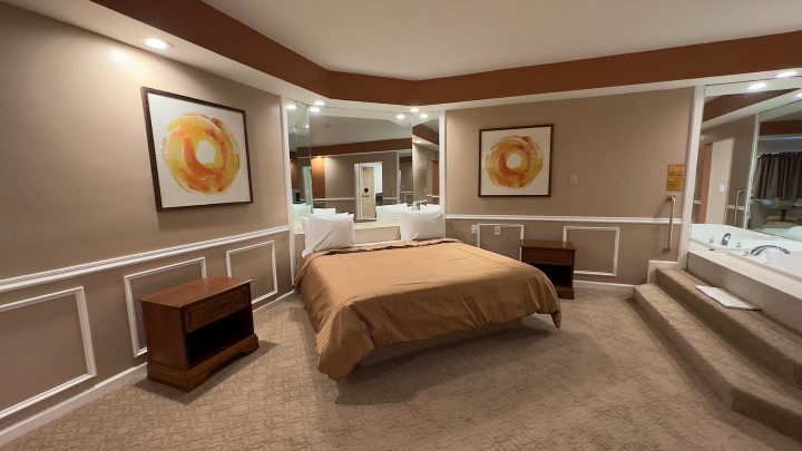 Honeymoon Accessible Suite, Jacuzzi & Fireplace - Harrisburg, PA