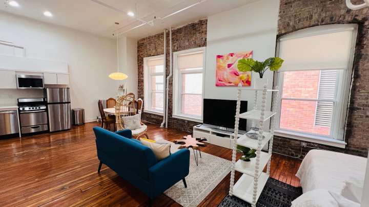Chic Unit |117| Downtown Des Moines | Free Parking - Des Moines, IA