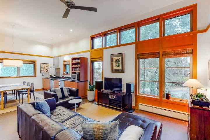 Tranquil, Mid-century Artist's Retreat With Deck & - Manzanita, OR
