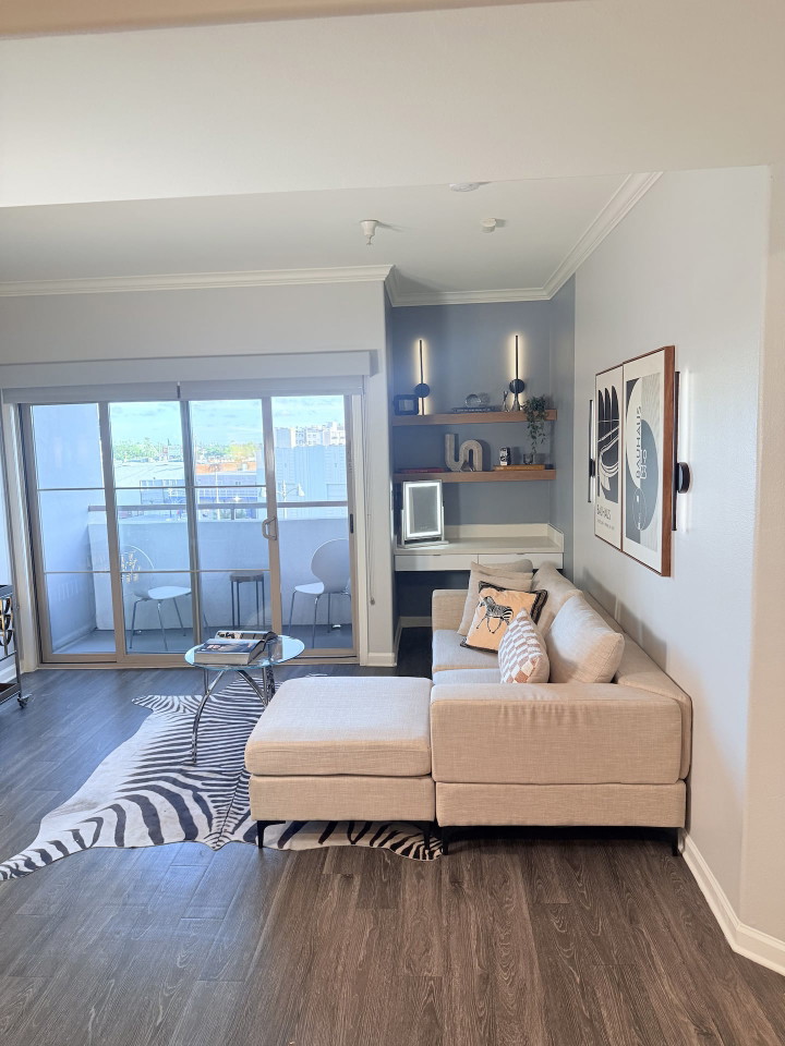 Mid Wilshire Blvd. A+ Location, Pool, Gym, Garage - Beverly Hills, CA