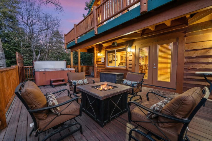 Spacious Family Retreat In Big Bear Lake: Pet-friendly, Fire Pit, Sonos & Jacuzzi  3400 Sq Ft Luxury - California