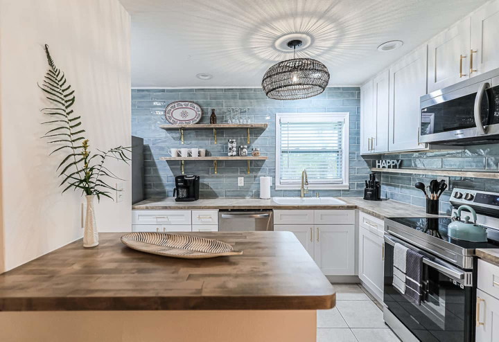 New Reno | Pool, Tiki Hut + Outdoor Shower - Crystal River, FL