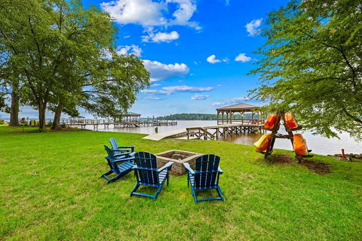 Huge Covered Dock, Firepit, Kayaks, Foosball - Davidson, NC