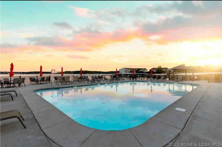 Lake Ozark Amazing Outdoor Pool & Hot Tub - Sunrise Beach, MO
