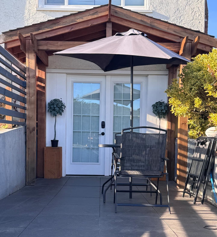 Walk-out Suite Ten Minutes From Downtown - Saanich