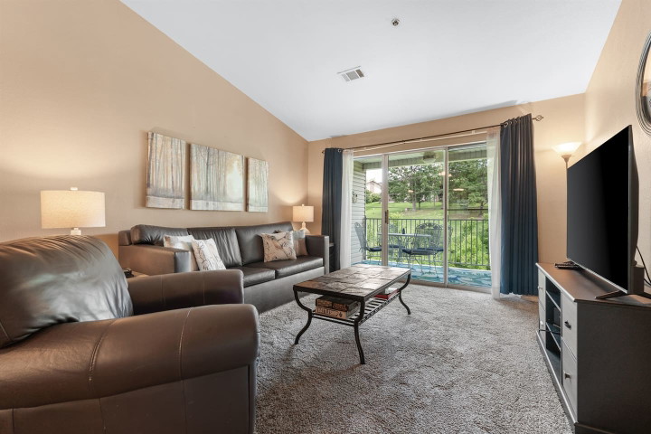 Penthouse Golf View Condo | Brookside Deck - Omaha, AR