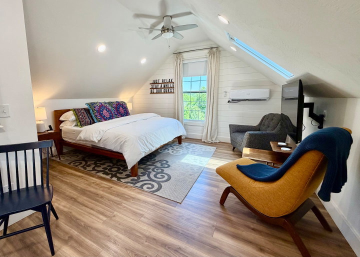 Lil Green Guesthouse: King Bed+quiet+finley Farms - Ozark, MO