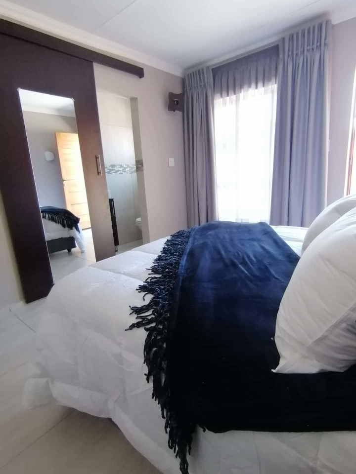 Lukhanya Guesthouse-standard Room - Randfontein