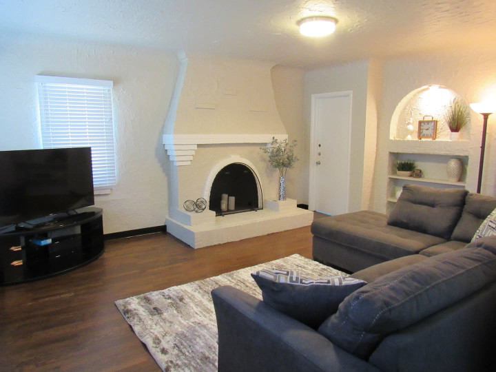 Cheerful 2-bedroom 2-bath Home Centrally Located - Portage, MI