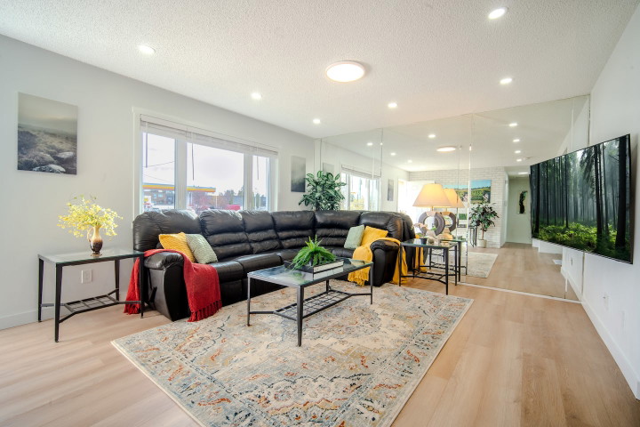 Bright Modern Home | Central Nw Calgary - Calgary