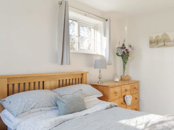 Bright & Airy Home From Home - West Sussex