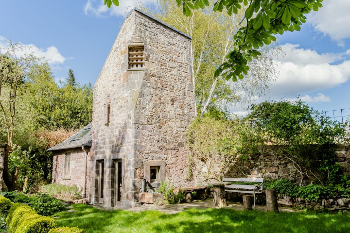 16th Century Dovecot Cottage In Private Garden. - Edinburgh