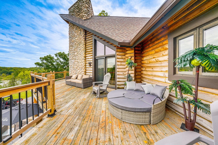 Fox River Luxury Estate: Pool, Sauna & Eagle Views - Ottawa, IL