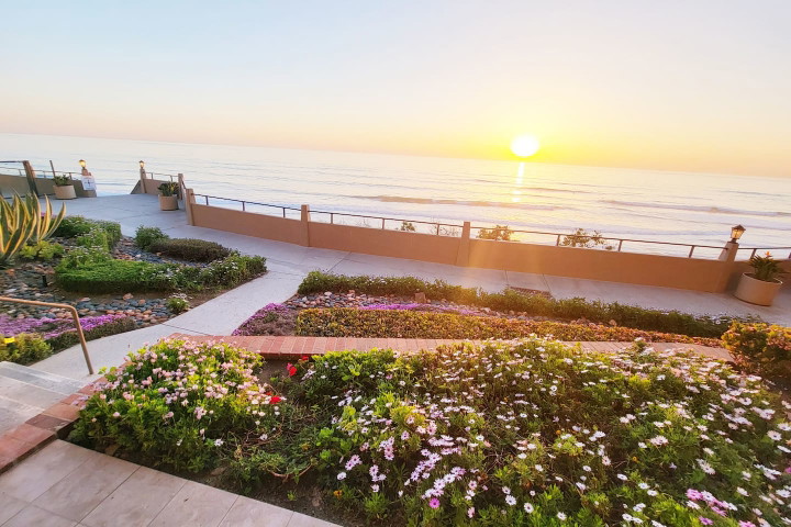 Newer 2br 2ba Oceanfront ! - Del Mar, CA