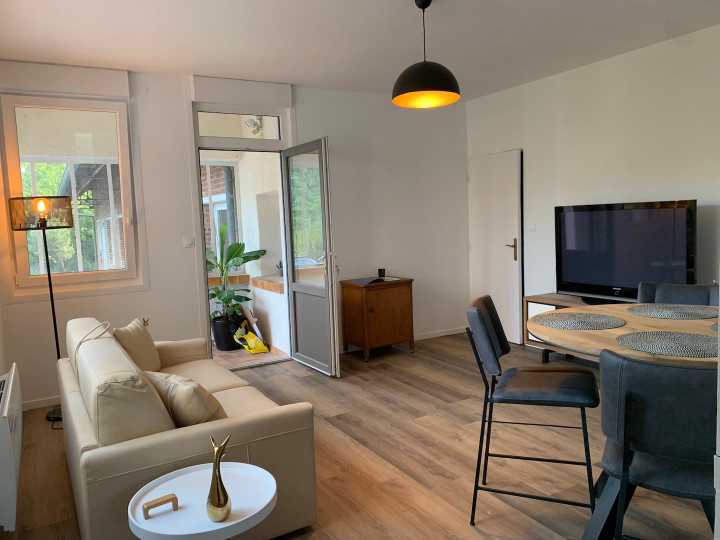 Quiet And Wooded Nest, Close To The Center & Private Parking - France