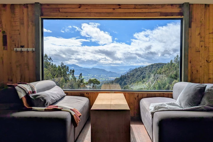 Cabane En Bois Sur Le Sommet D'une Montagne - Subachoque